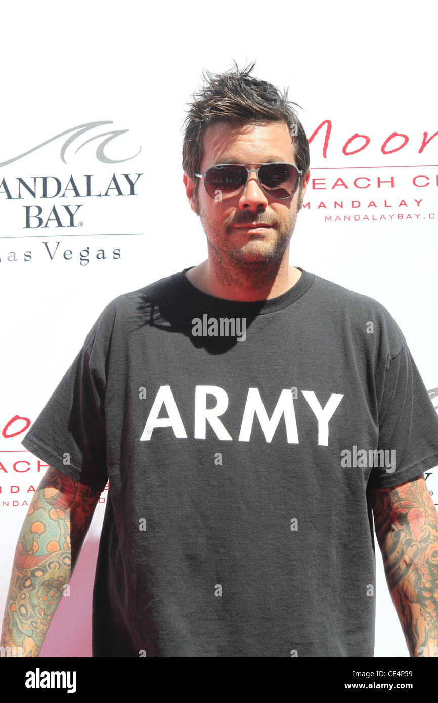 Rob Patterson Carmen Electra hosts a Labor Day pool party at Moorea ...