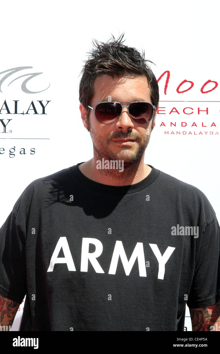 Rob Patterson Carmen Electra hosts a Labor Day pool party at Moorea ...