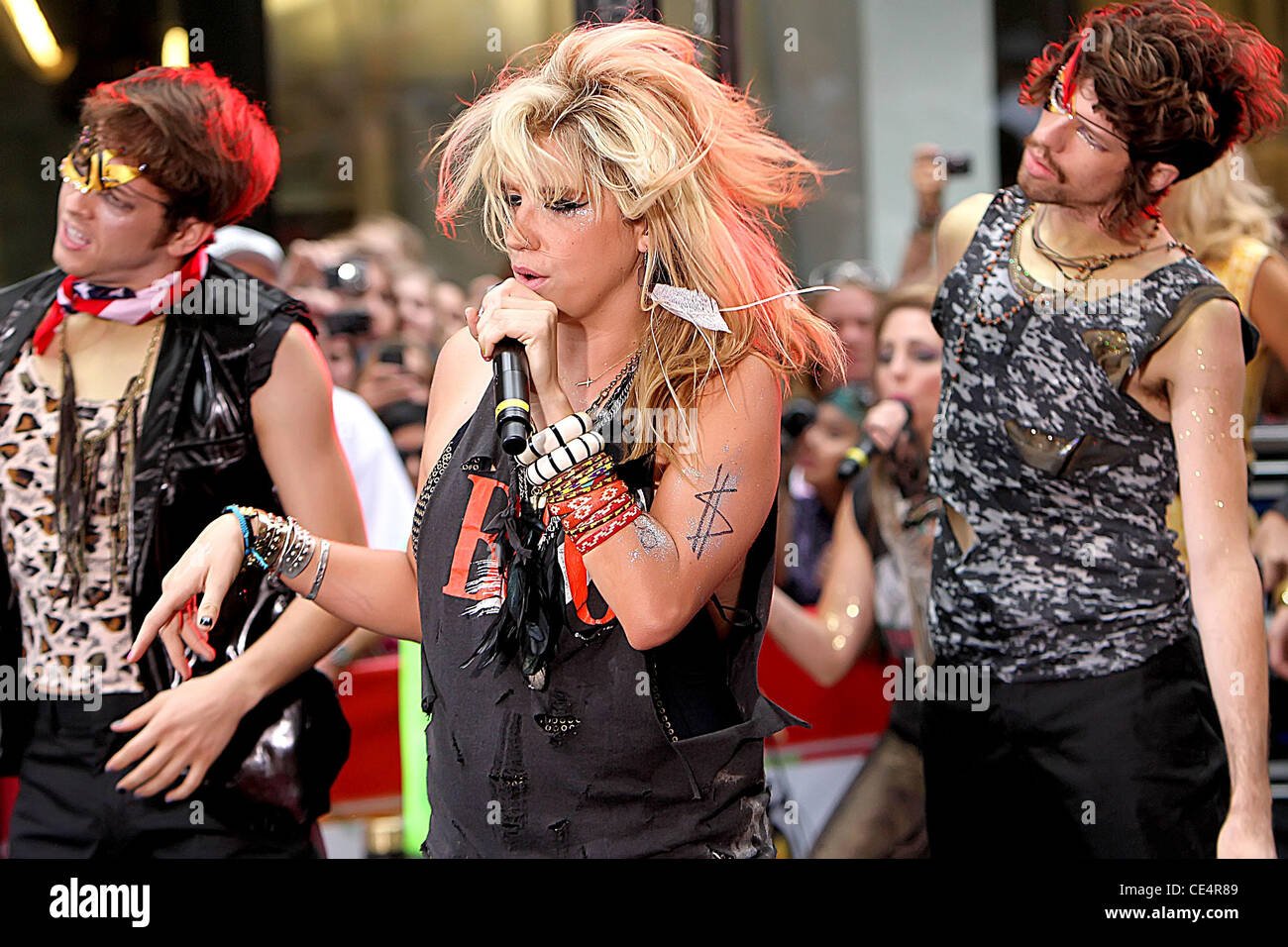 Kesha performing hi-res stock photography and images - Alamy