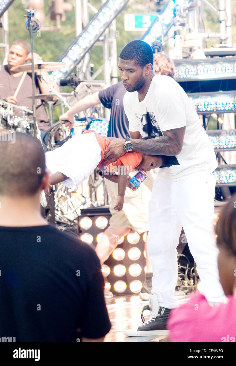 Usher and Naviyd Raymond arrivies at CBS studios with his two sons ...