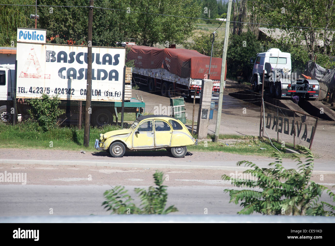 Rusty car citroen 2cv hi-res stock photography and images - Alamy