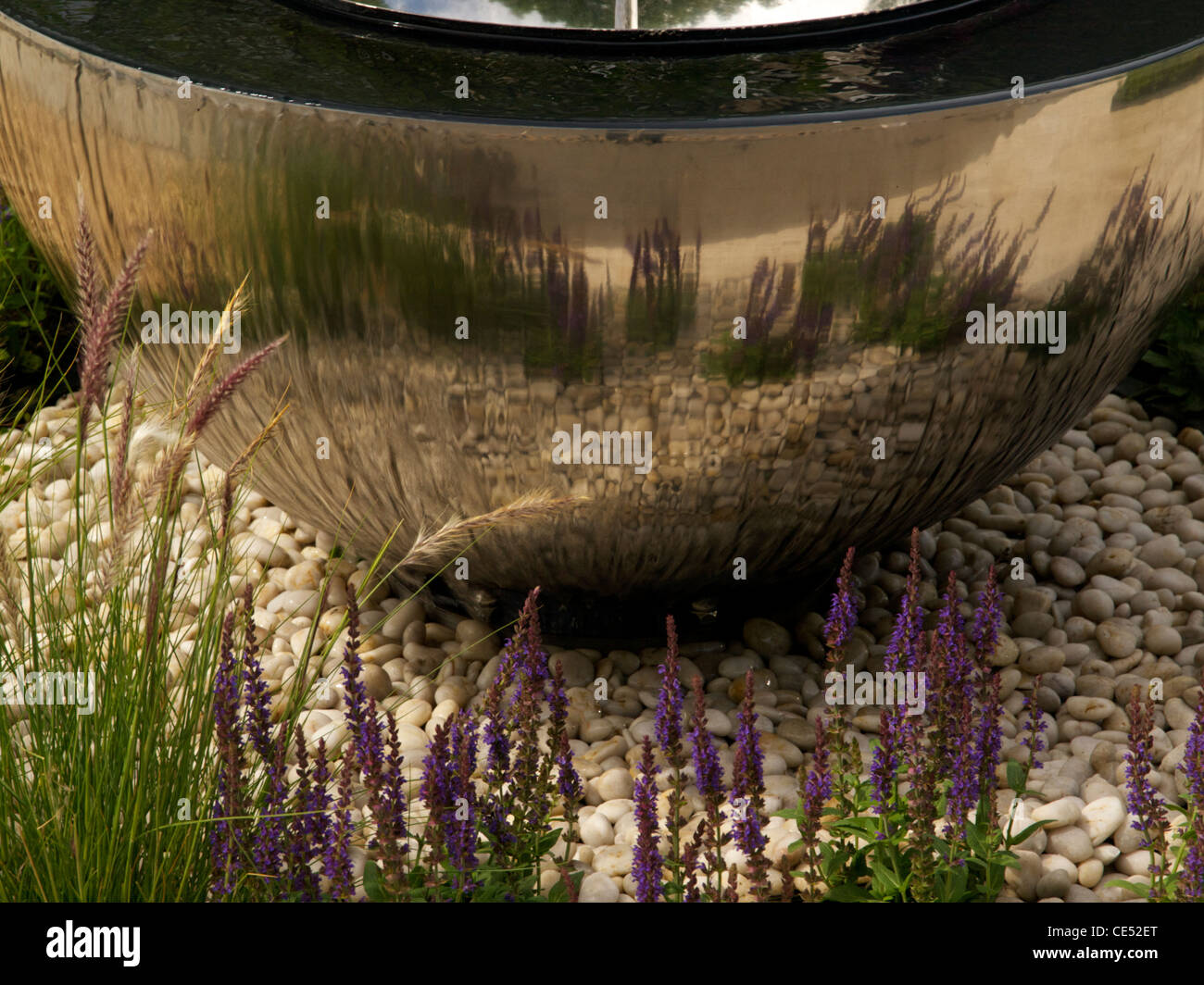 Metal flower water feature hi-res stock photography and images - Alamy