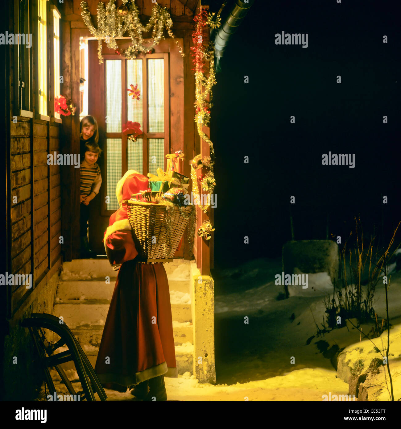 Children watching santa claus hi-res stock photography and images - Alamy