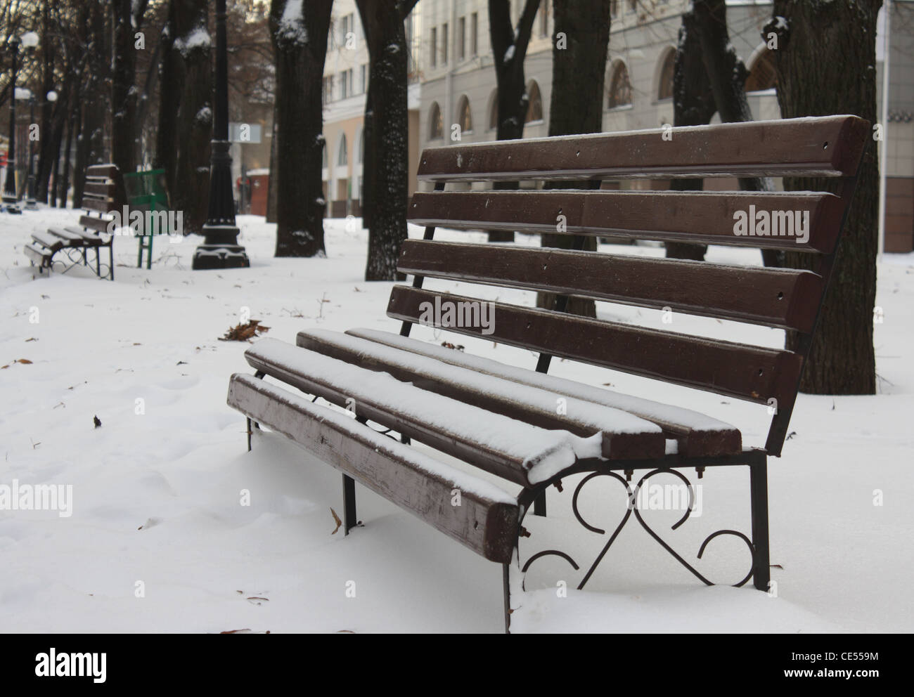 Empty park bench winter hi-res stock photography and images - Alamy