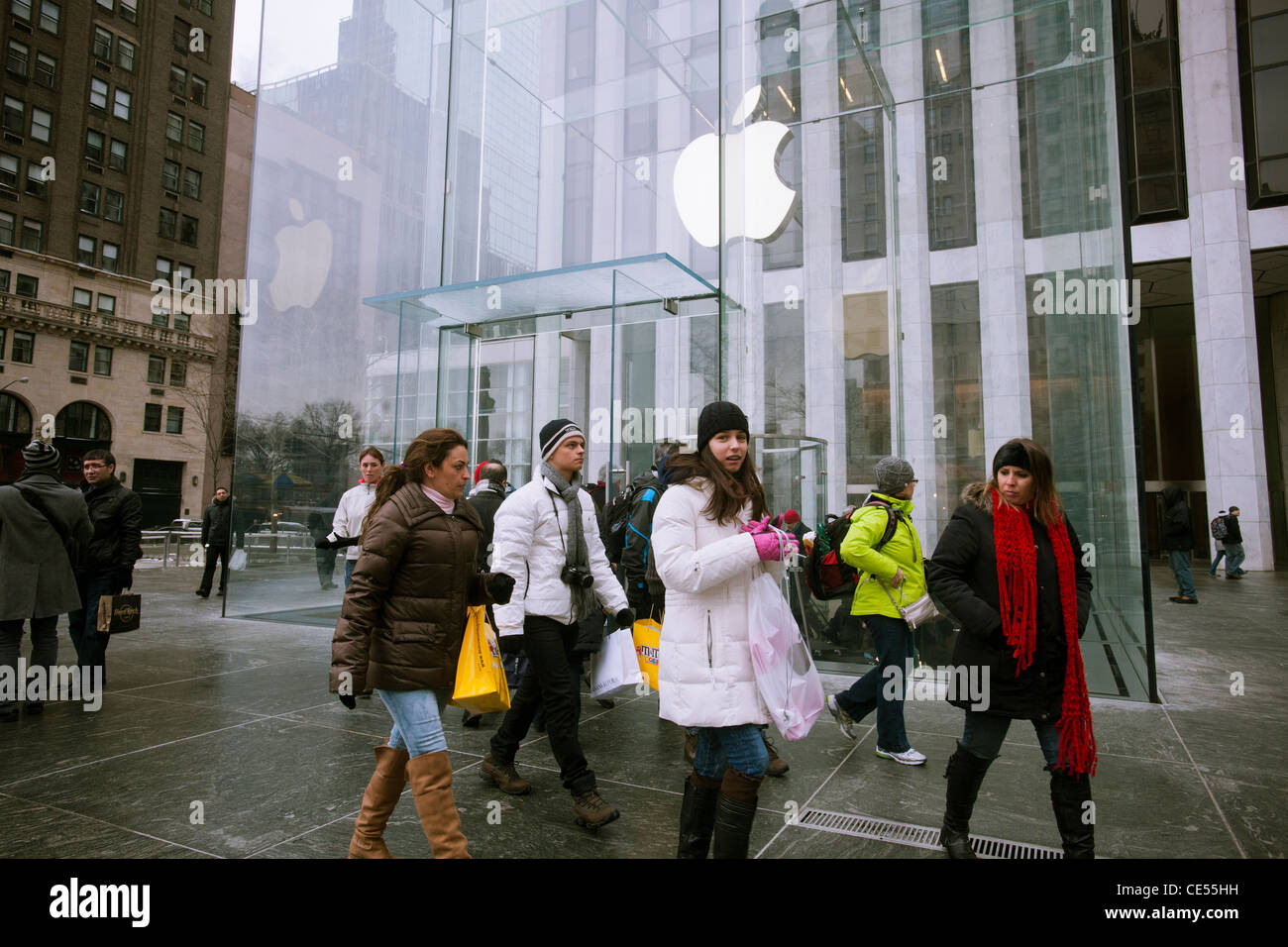 The Apple store on Fifth Avenue in New York Stock Photo - Alamy
