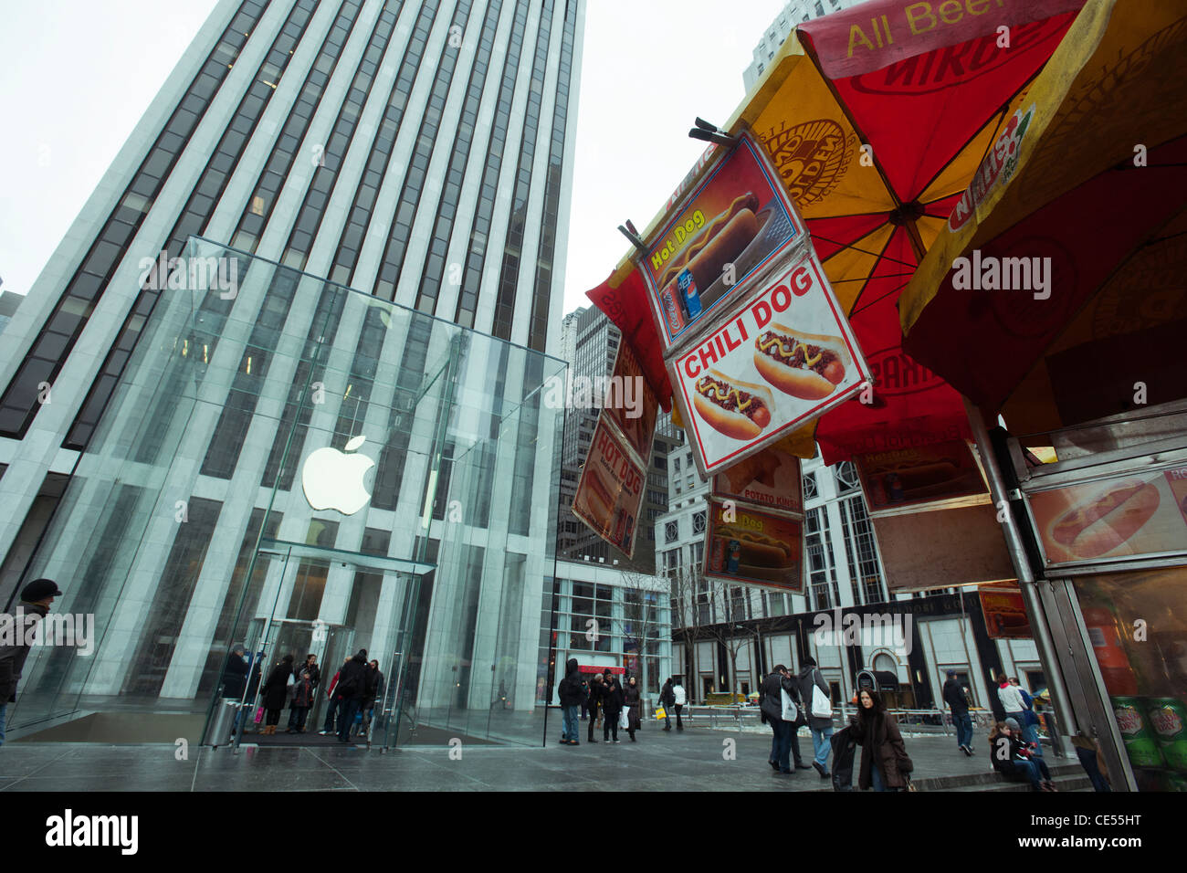 The Apple store on Fifth Avenue in New York Stock Photo - Alamy