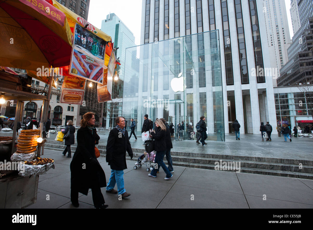 The Apple store on Fifth Avenue in New York Stock Photo - Alamy