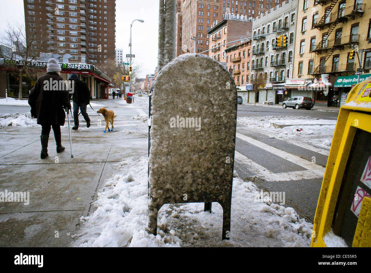 Us postal service collection box hi-res stock photography and images ...