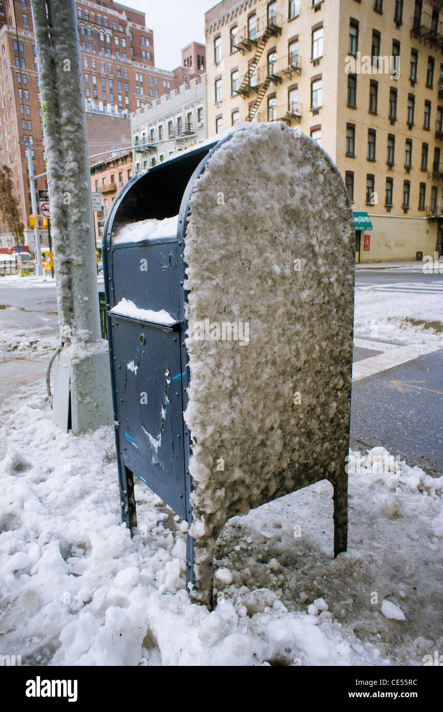 Us postal service collection box hi-res stock photography and images ...