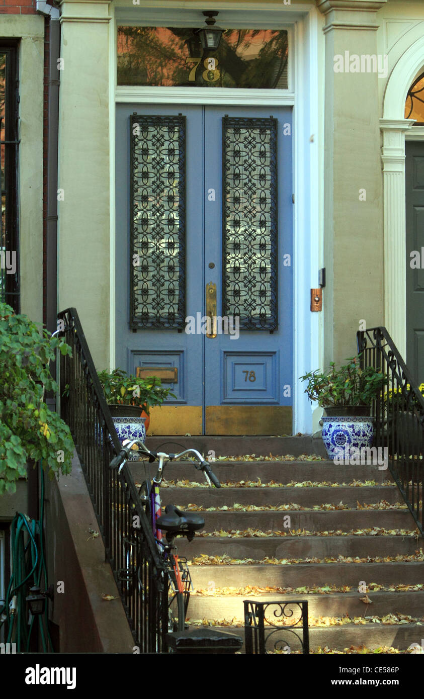 Steps stairs townhouse hi-res stock photography and images - Alamy