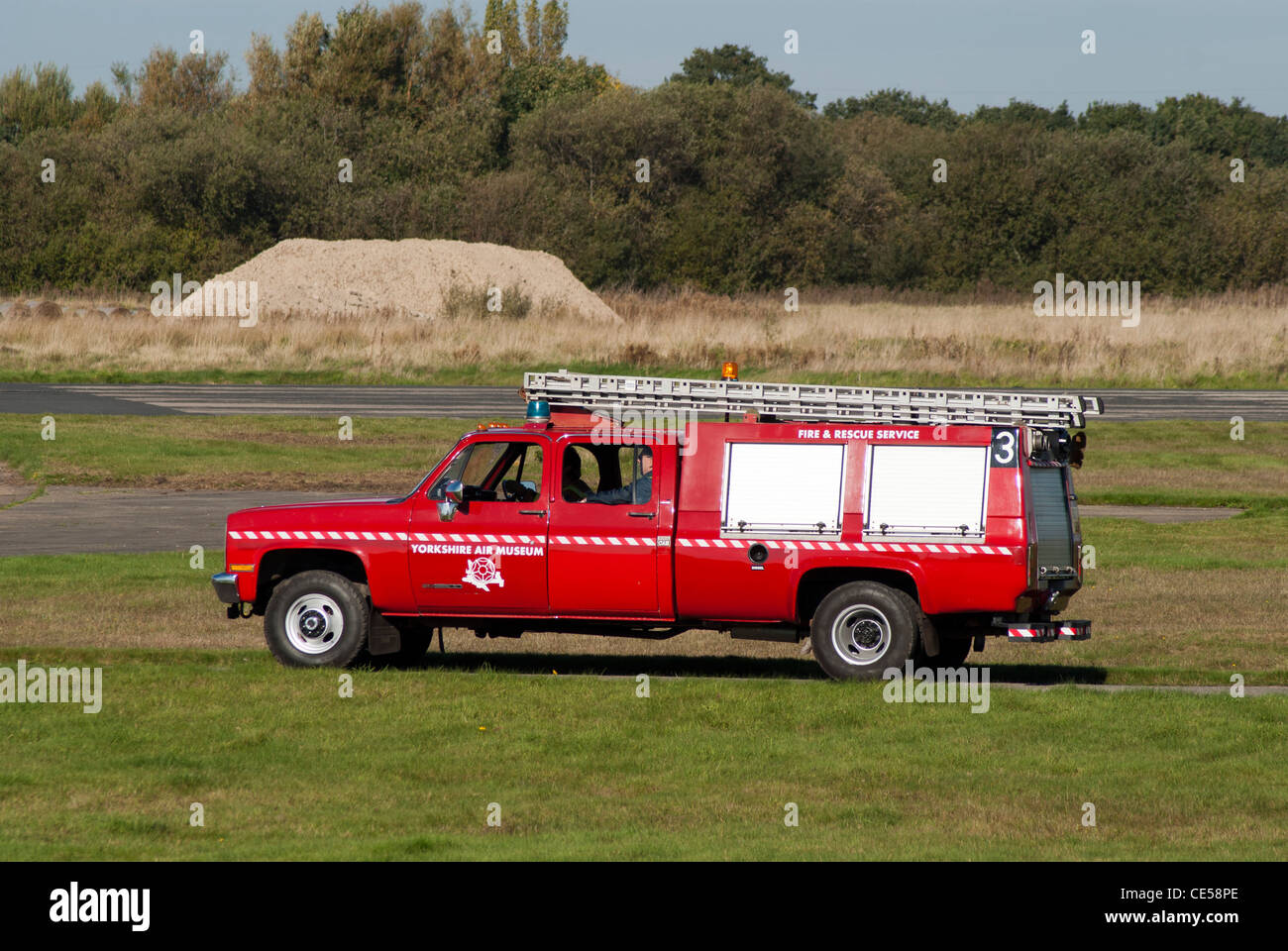 Airport fire engine hi-res stock photography and images - Alamy