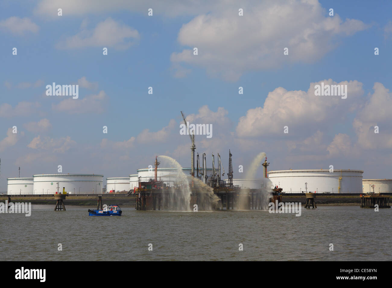 Oil refinery tanks uk hi-res stock photography and images - Alamy