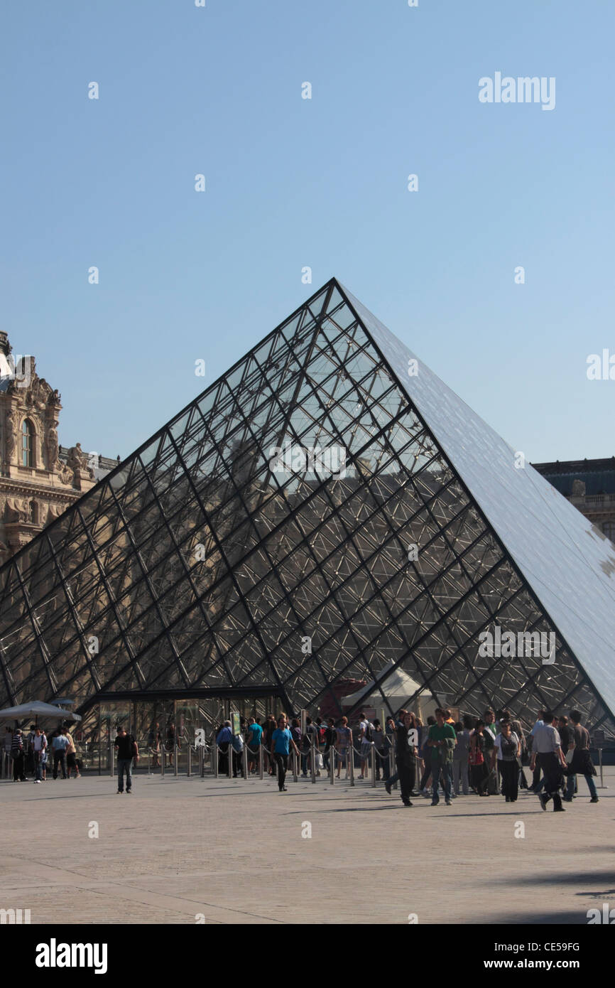 Louvre Museum, The Richelieu Wing and Pyramid, Paris, France Stock ...