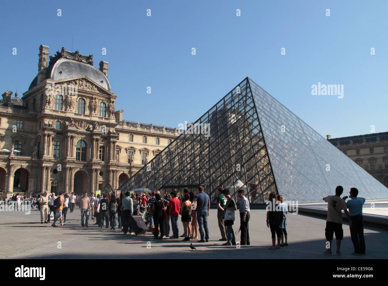 Louvre Museum, The Richelieu Wing and Pyramid, Paris, France Stock ...