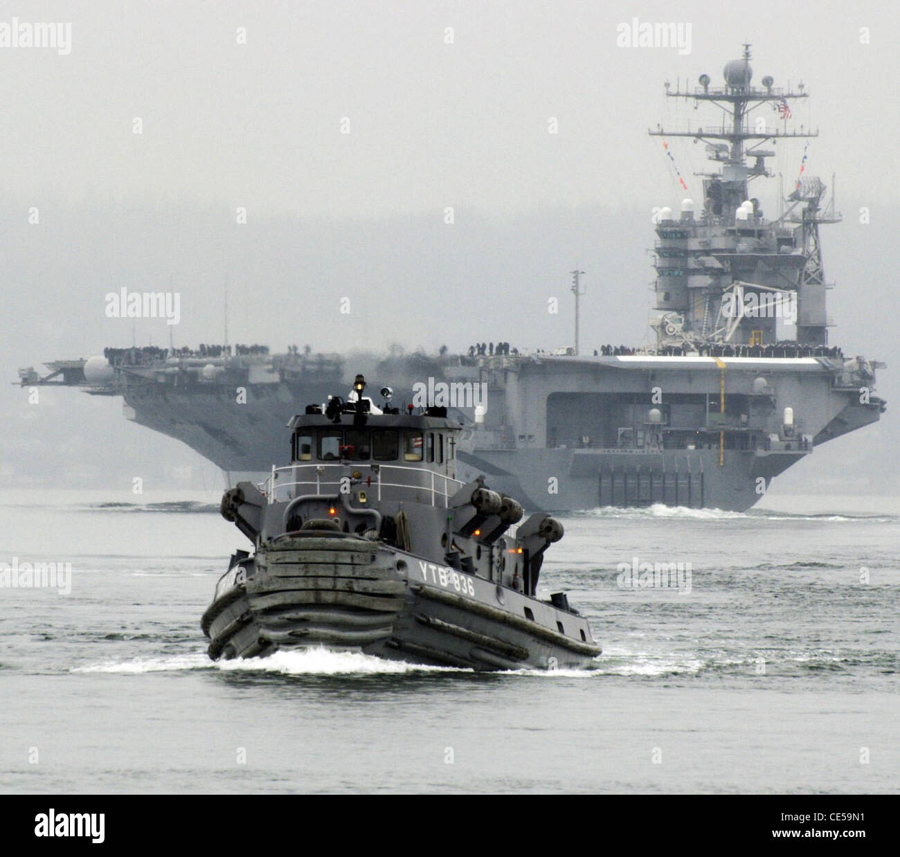 Uss abraham lincoln cvn 72 everett hi-res stock photography and images ...