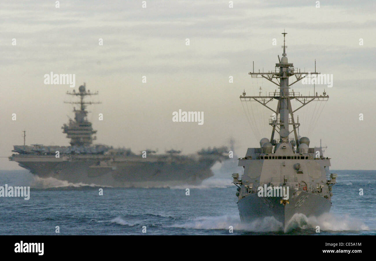 Guided missile destroyer uss shoup ddg 86 hi-res stock photography and ...