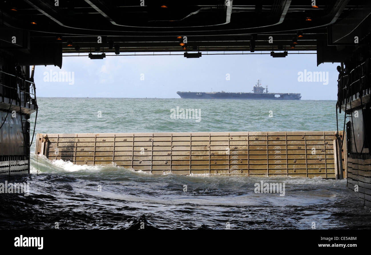 Uss cleveland lpd 7 hi-res stock photography and images - Alamy