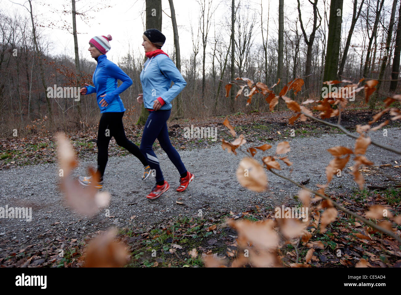 Jogging in winter hi-res stock photography and images - Alamy