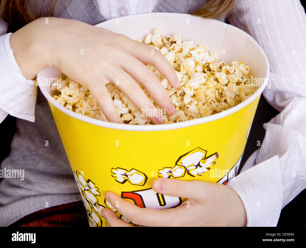 child's hand in a bucket of popcorn Stock Photo - Alamy