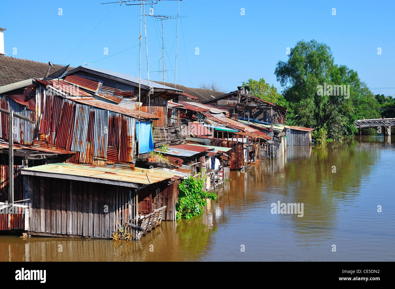 House near the river hi-res stock photography and images - Alamy