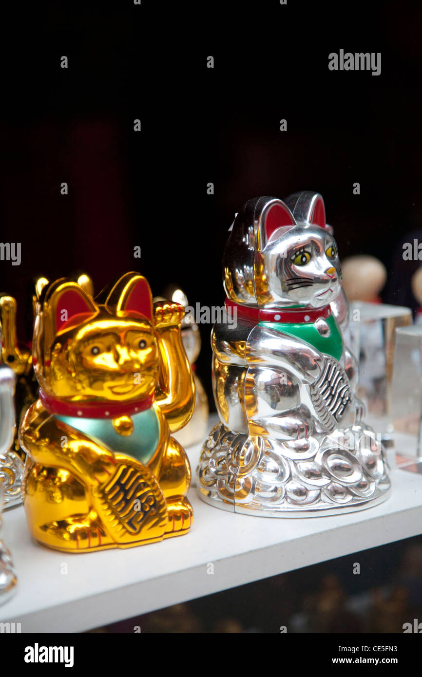Lucky waving cats hi-res stock photography and images - Alamy
