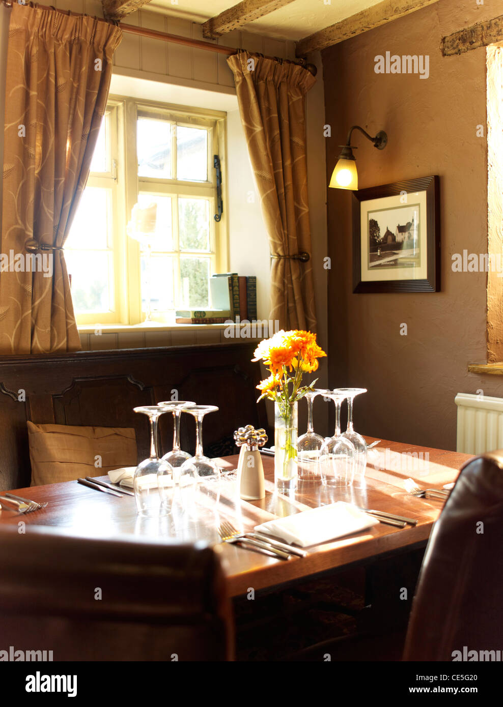 Posh pub interior hi-res stock photography and images - Alamy