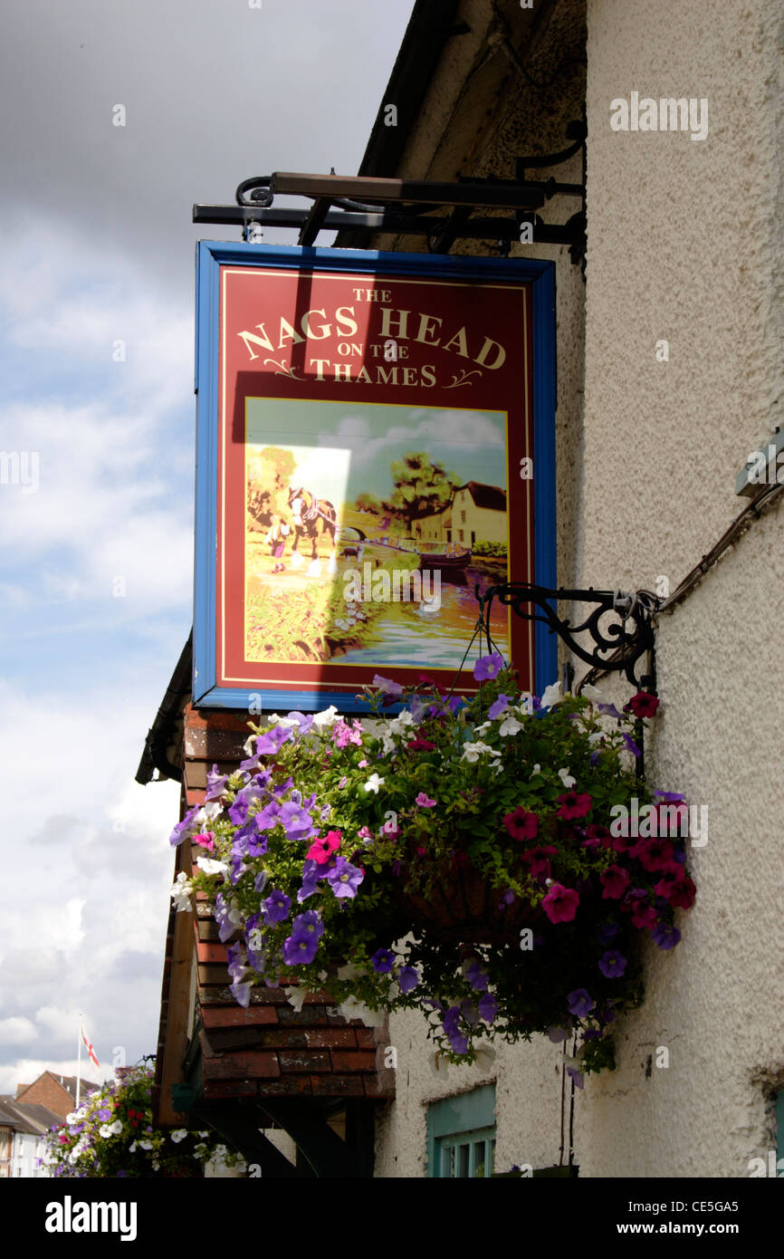 Nags head pub sign hi-res stock photography and images - Alamy