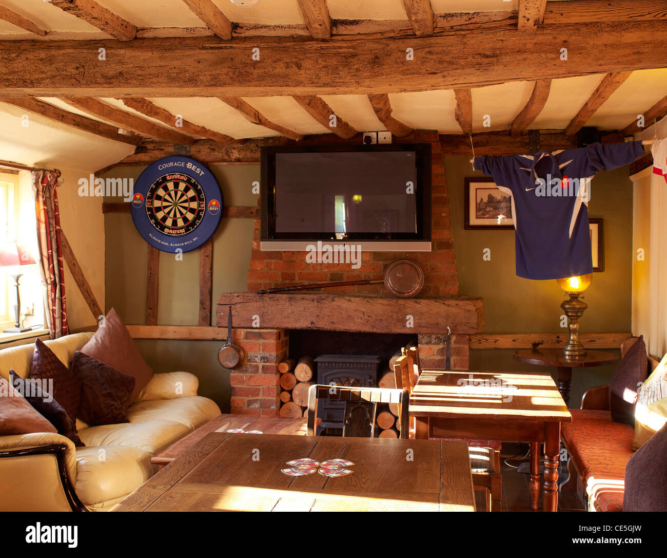Traditional english pub interior hi-res stock photography and images ...