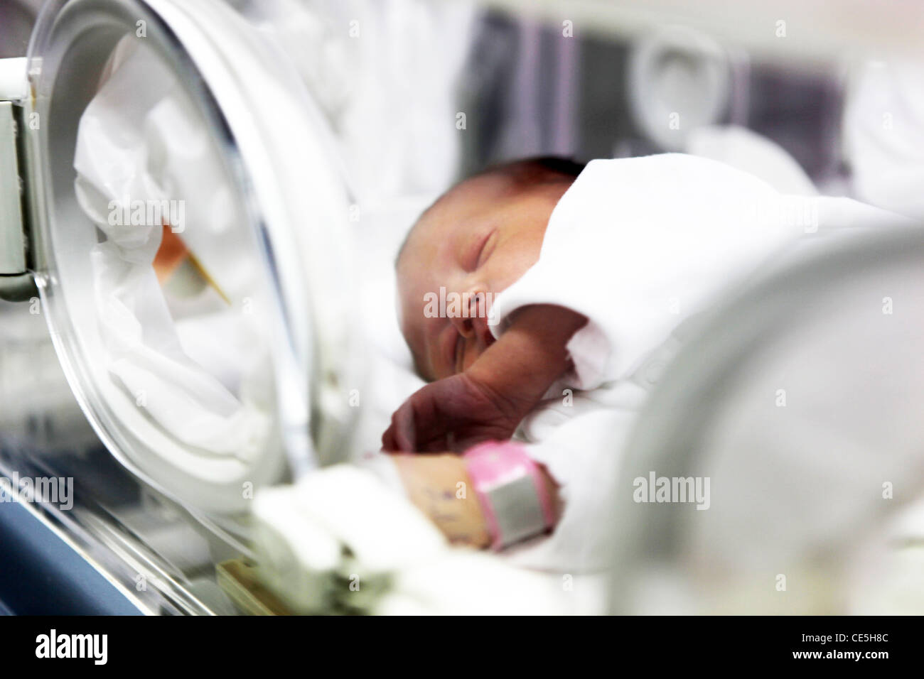 Newborn baby inside incubator Stock Photo - Alamy