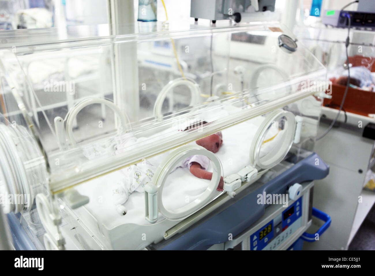 Newborn baby inside incubator Stock Photo - Alamy