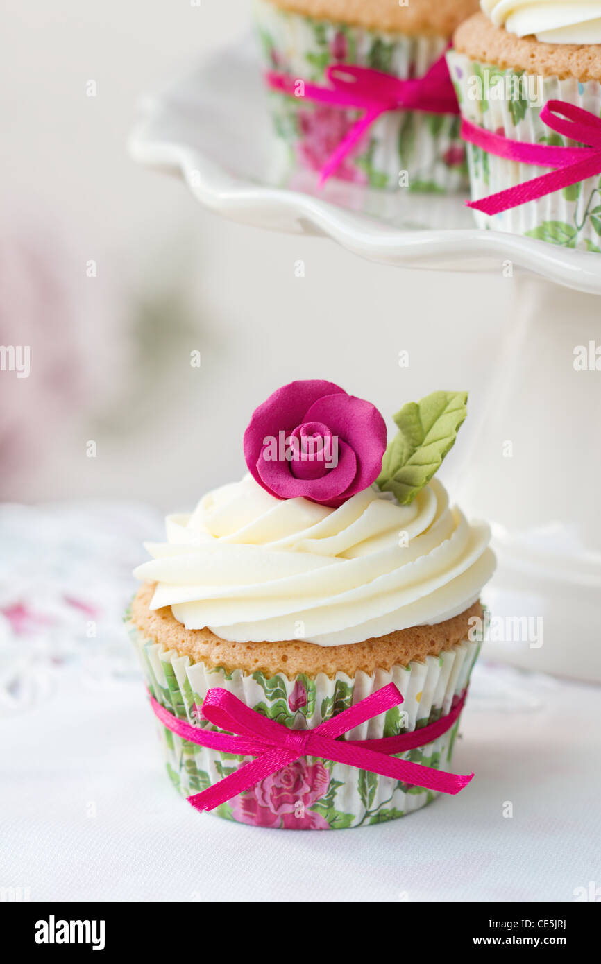 Purple iced roses hi-res stock photography and images - Alamy