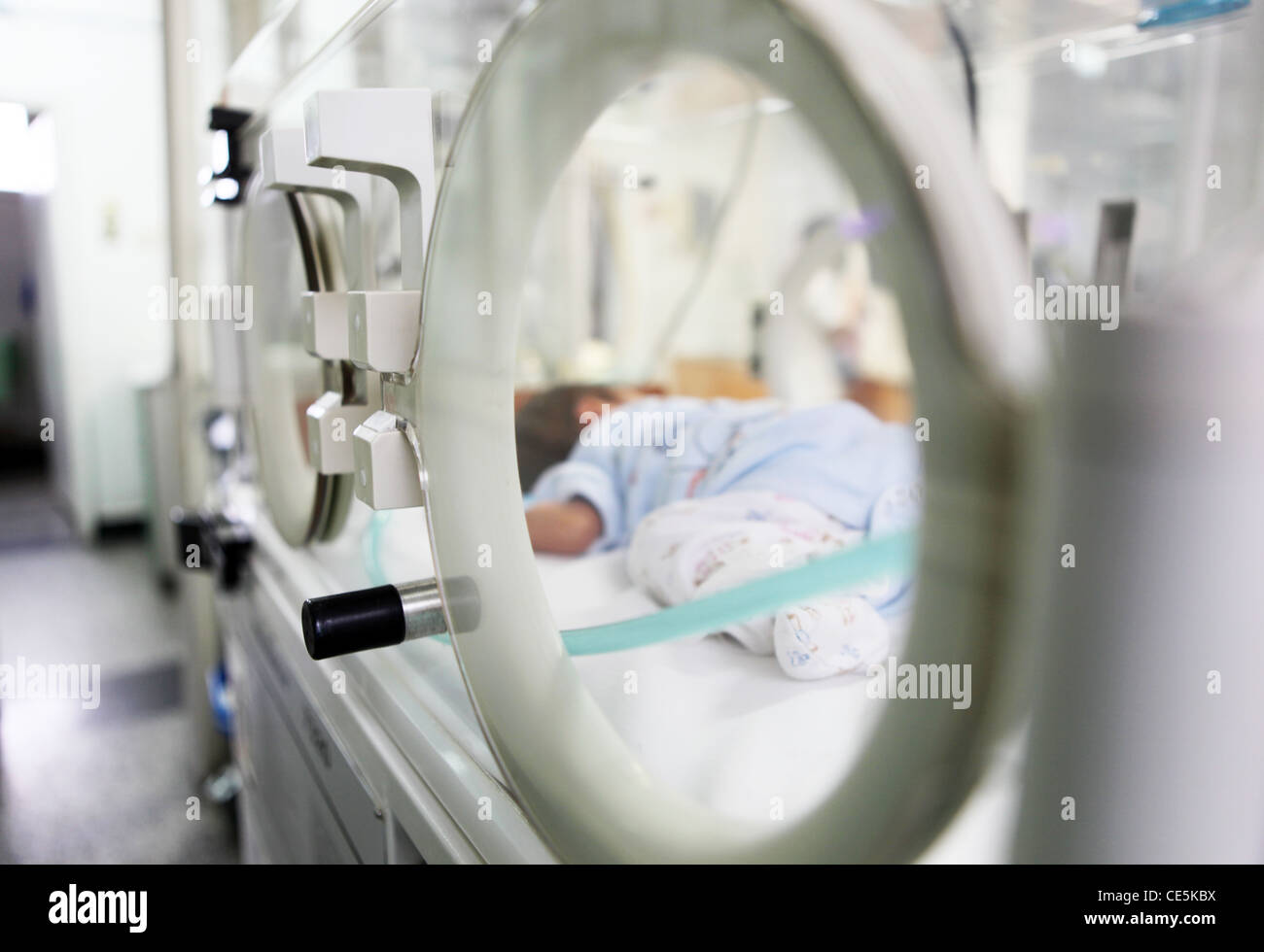 Newborn baby inside incubator Stock Photo - Alamy
