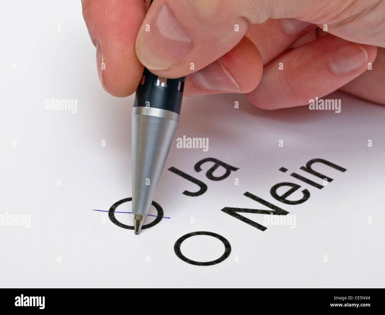 Auf einem Zettel wird "Ja" angekreuzt | "Yes" in German is marked with ...