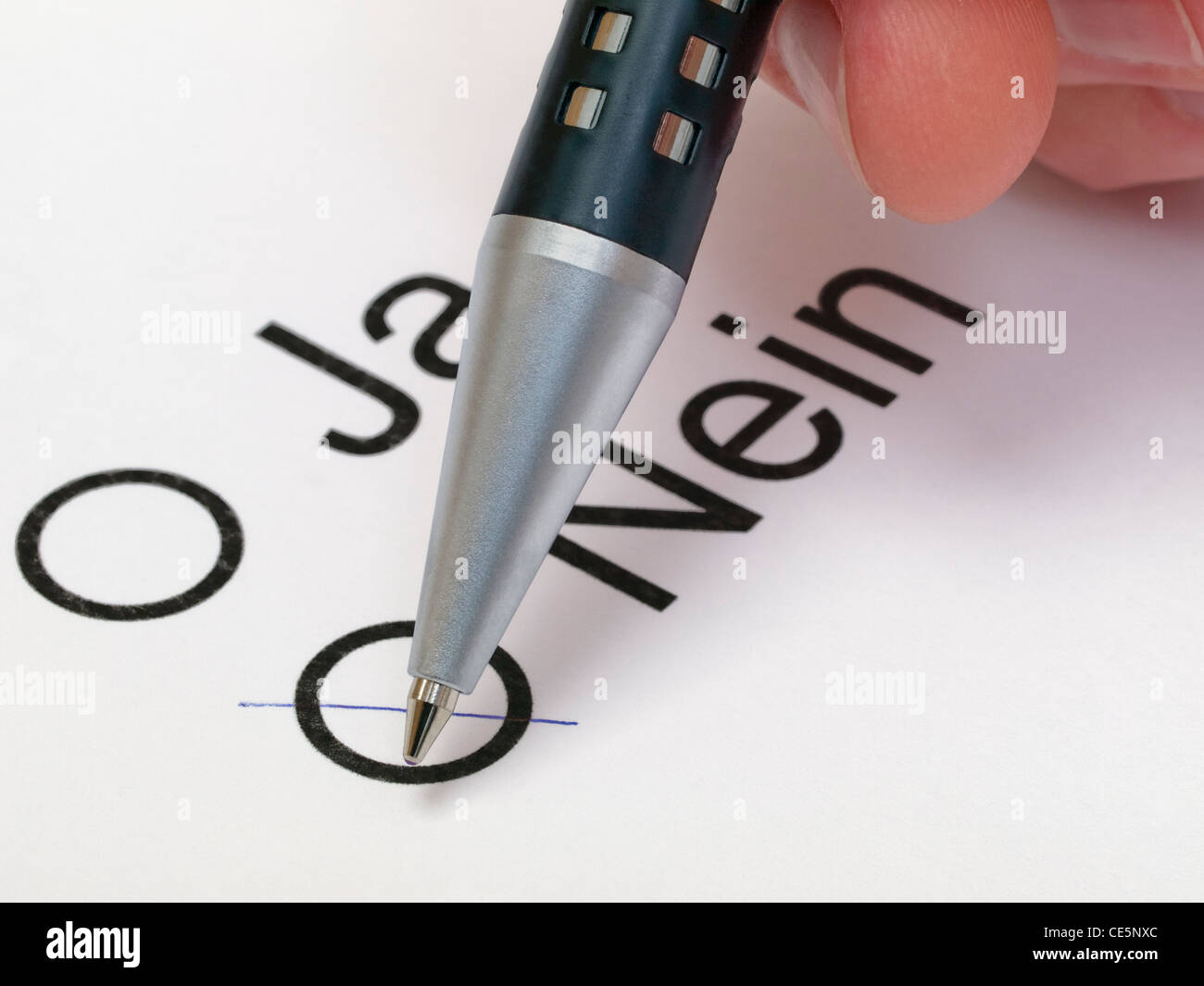 Auf einem Zettel wird "Nein" angekreuzt | "No" in German is marked with ...