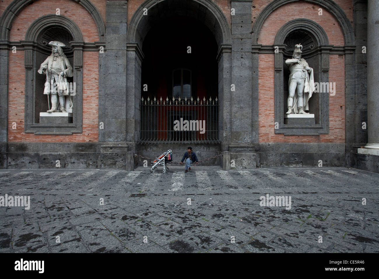 Napoli man street hi-res stock photography and images - Alamy