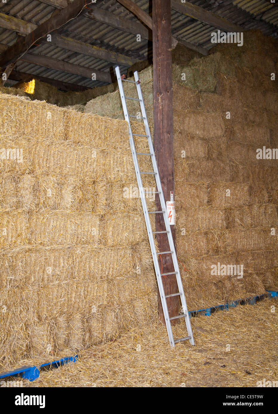 Straw barn farm fodder hay storage hi-res stock photography and images ...