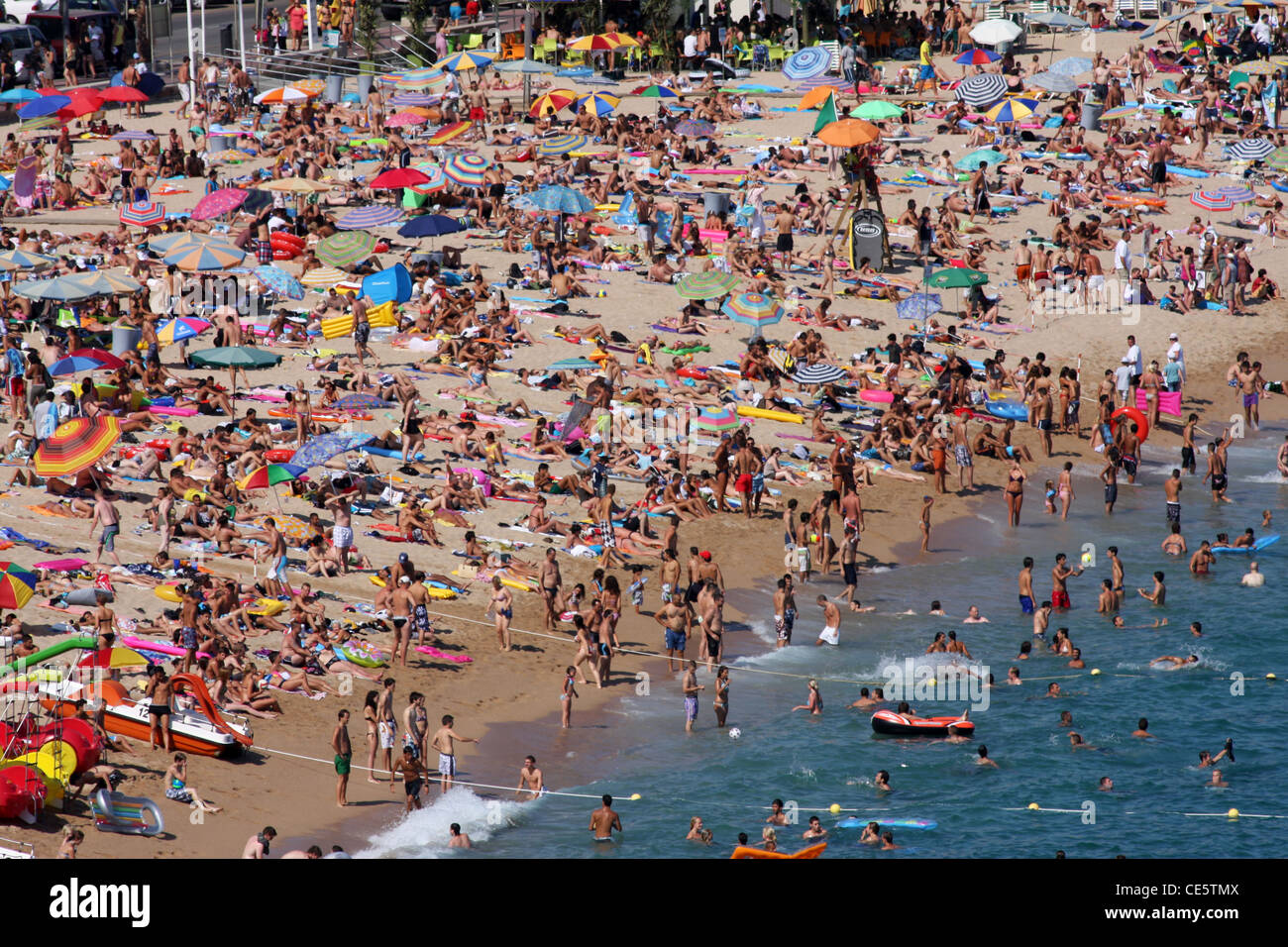 Busy sunny beach scene hi-res stock photography and images - Alamy