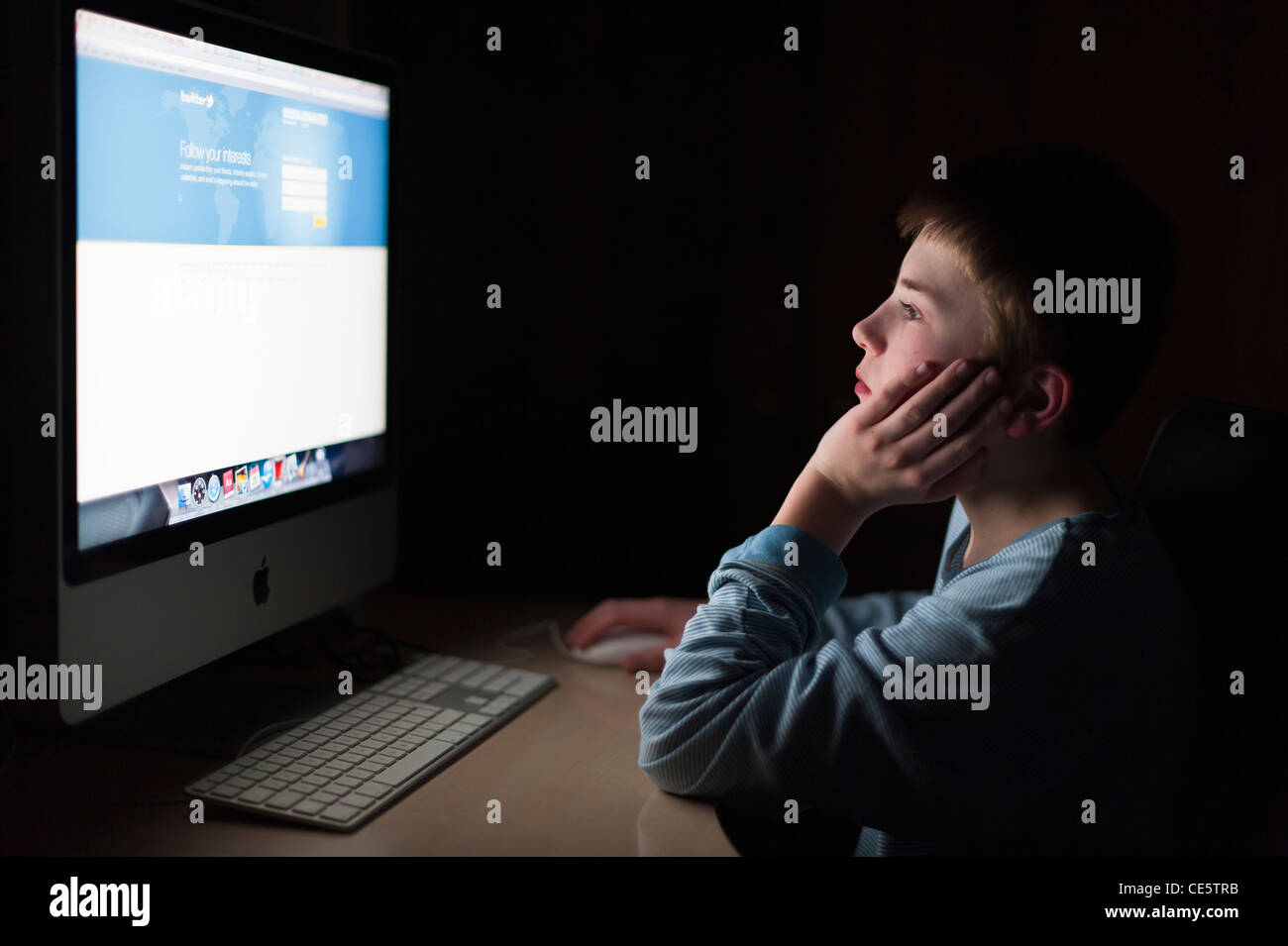 Computer twitter child hi-res stock photography and images - Alamy