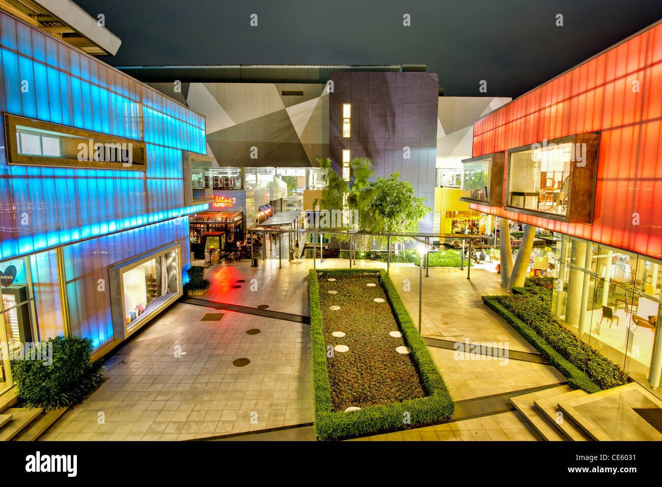 Bright shopping mall Stock Photo - Alamy