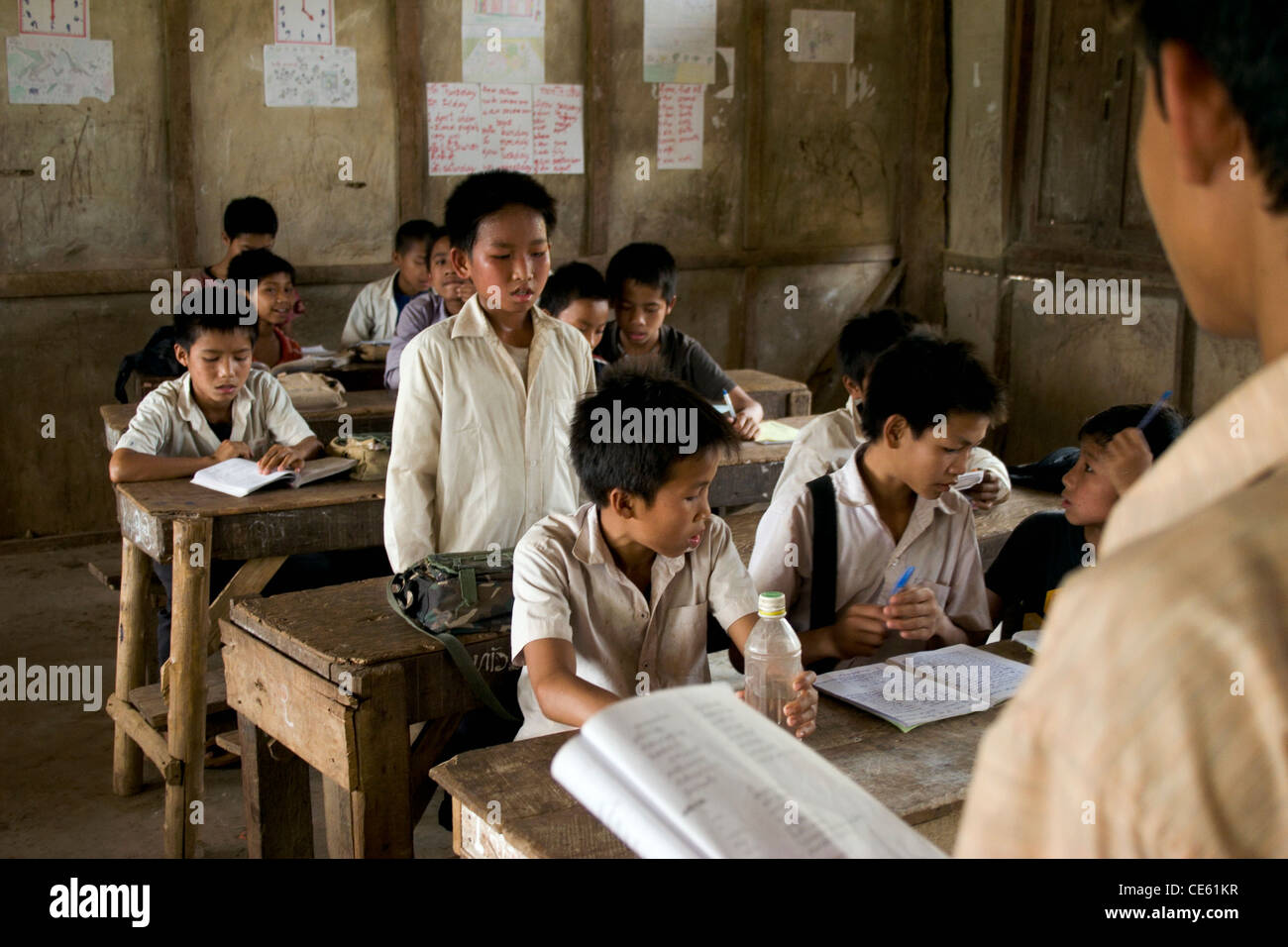 Students read along teacher hi-res stock photography and images - Alamy
