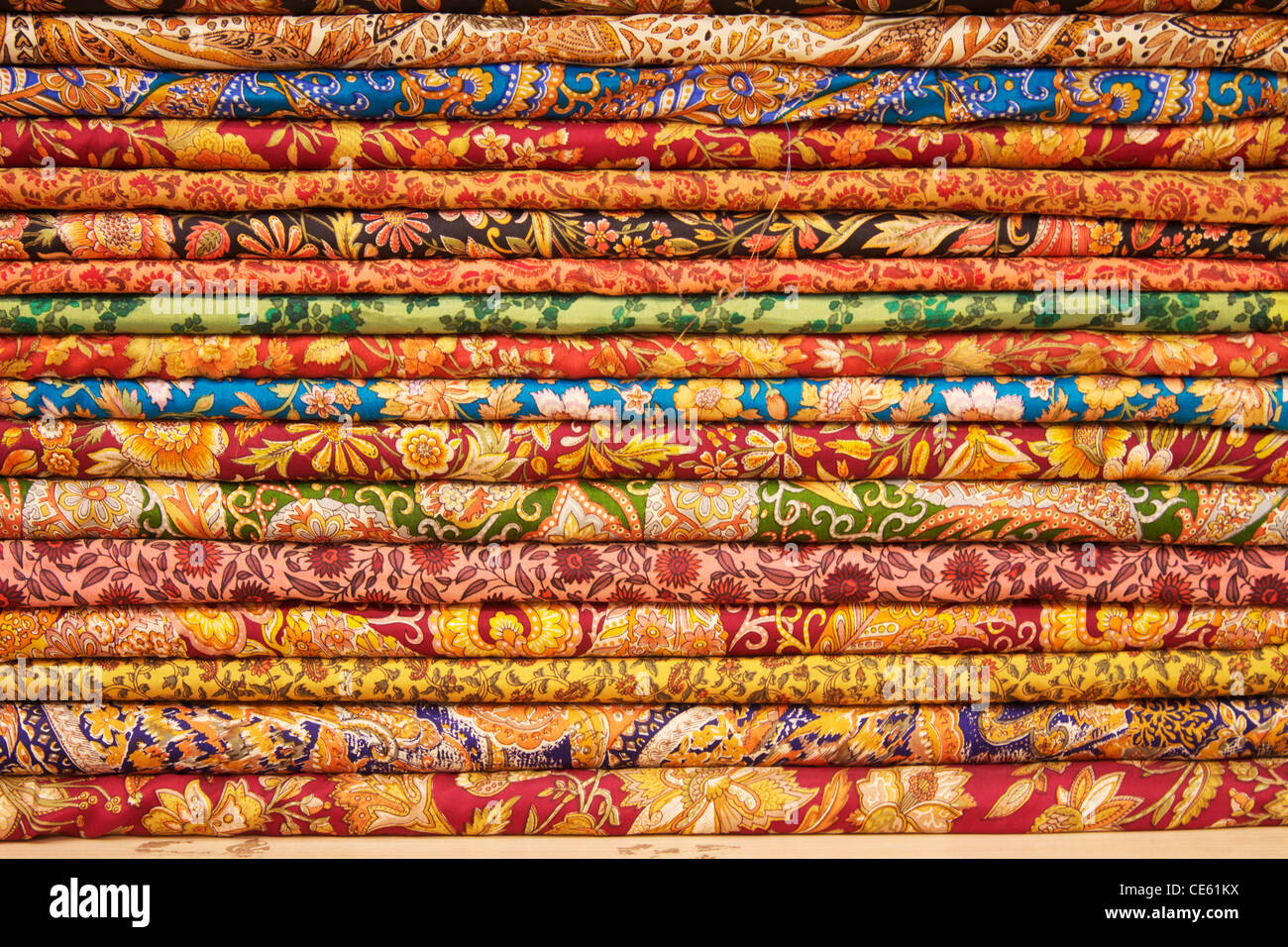 Sari fabric hi-res stock photography and images - Alamy