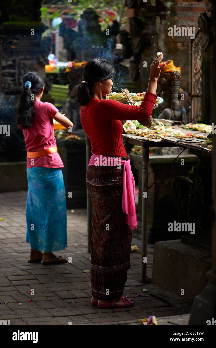 Offerings to gods in hindu temple hi-res stock photography and images ...