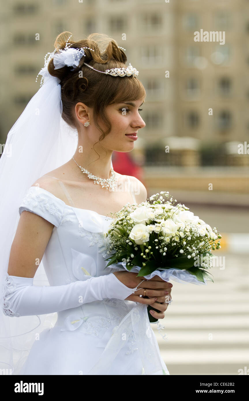 Portrait of a young smiling bride Stock Photo - Alamy