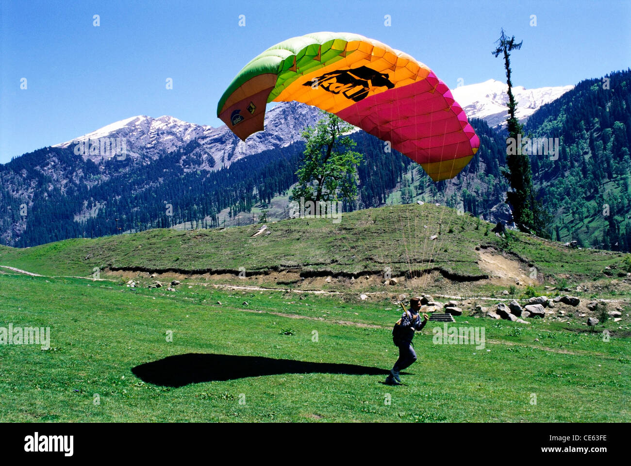 Paragliding manali hi-res stock photography and images - Alamy