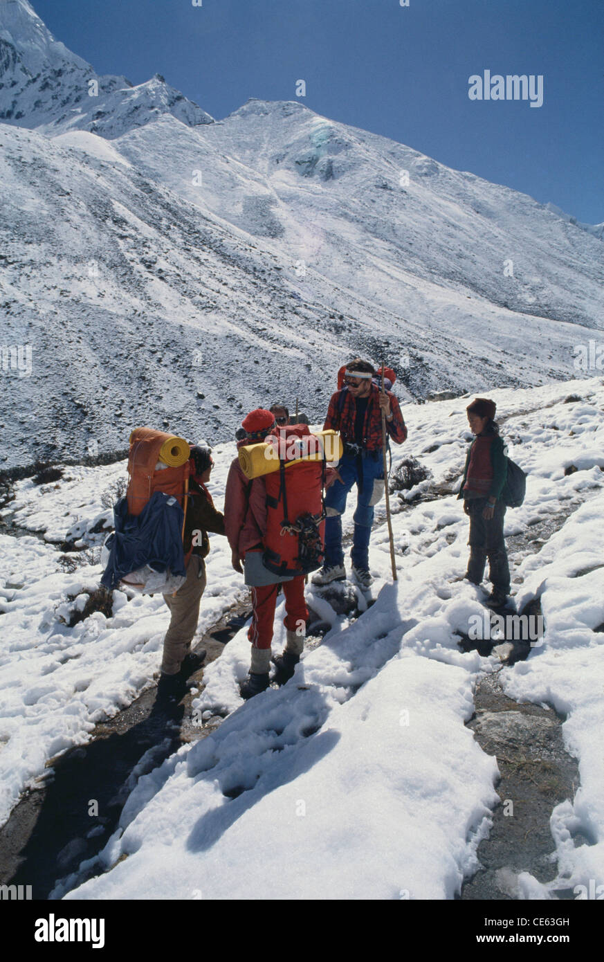 Trekking in snow path to Mount Everest base camp Nepal Stock Photo - Alamy