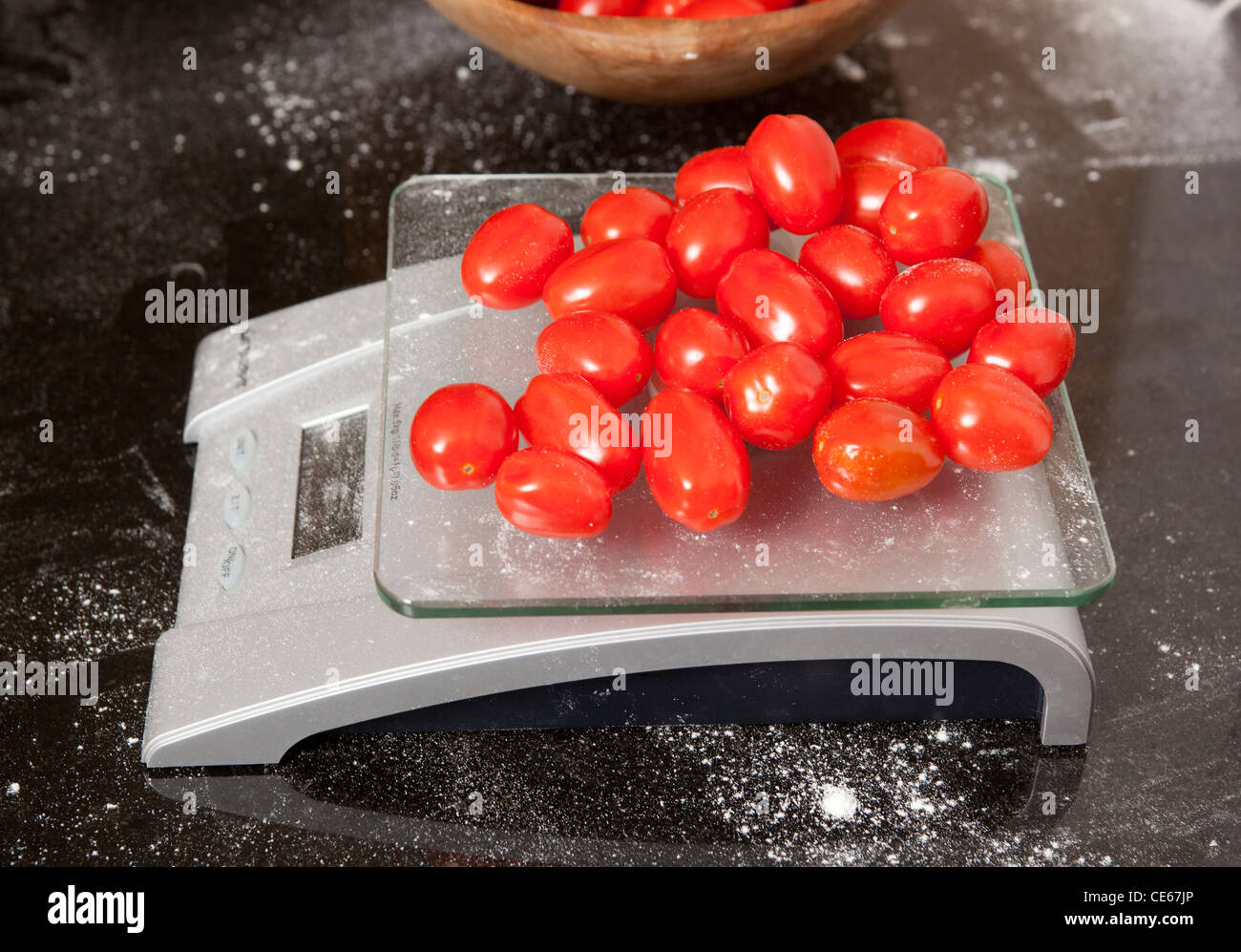 Weighing scale tomatoes hi-res stock photography and images - Alamy