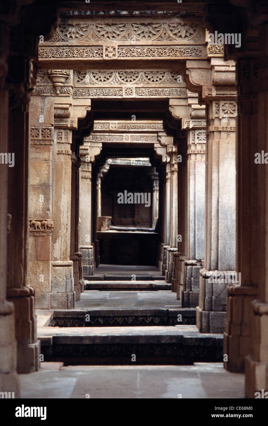 Adalaj stepwell architecture hi-res stock photography and images - Alamy
