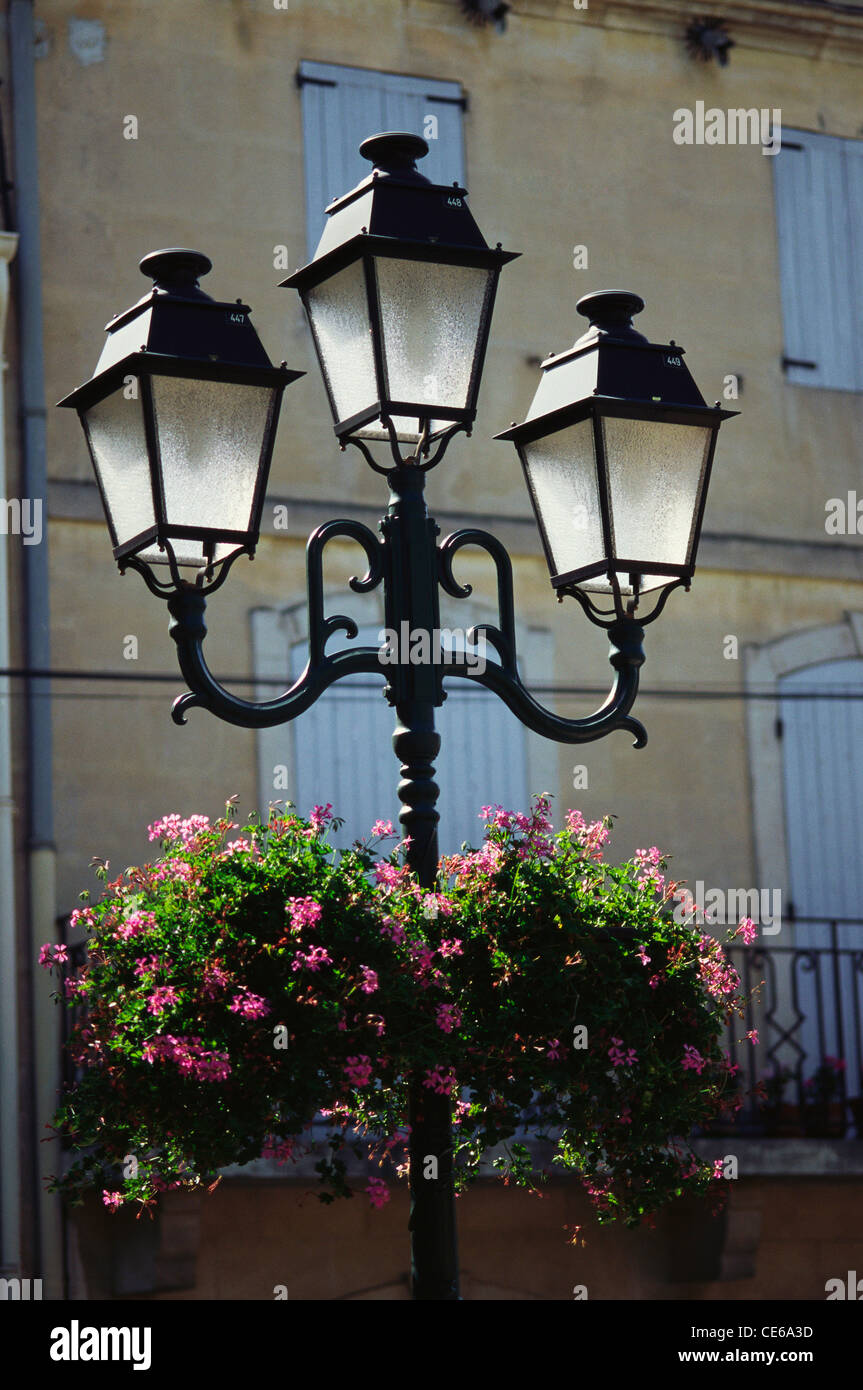 Cast iron antique street lights hi-res stock photography and images - Alamy