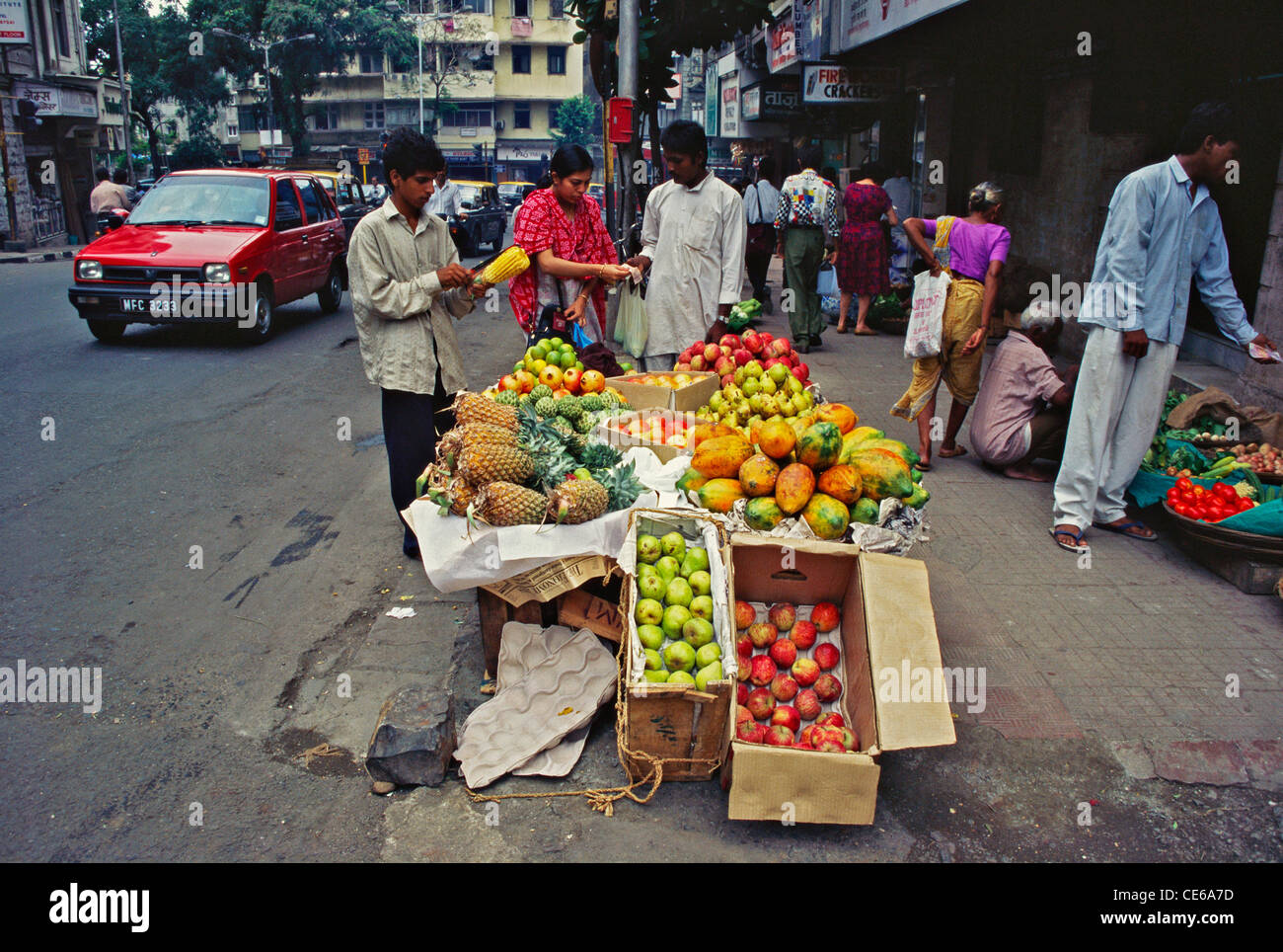 Hawker ; Fruit seller ; Roadside fruit vendor ; Bombay ; Mumbai ; Maharashtra ; India ; Asia ...