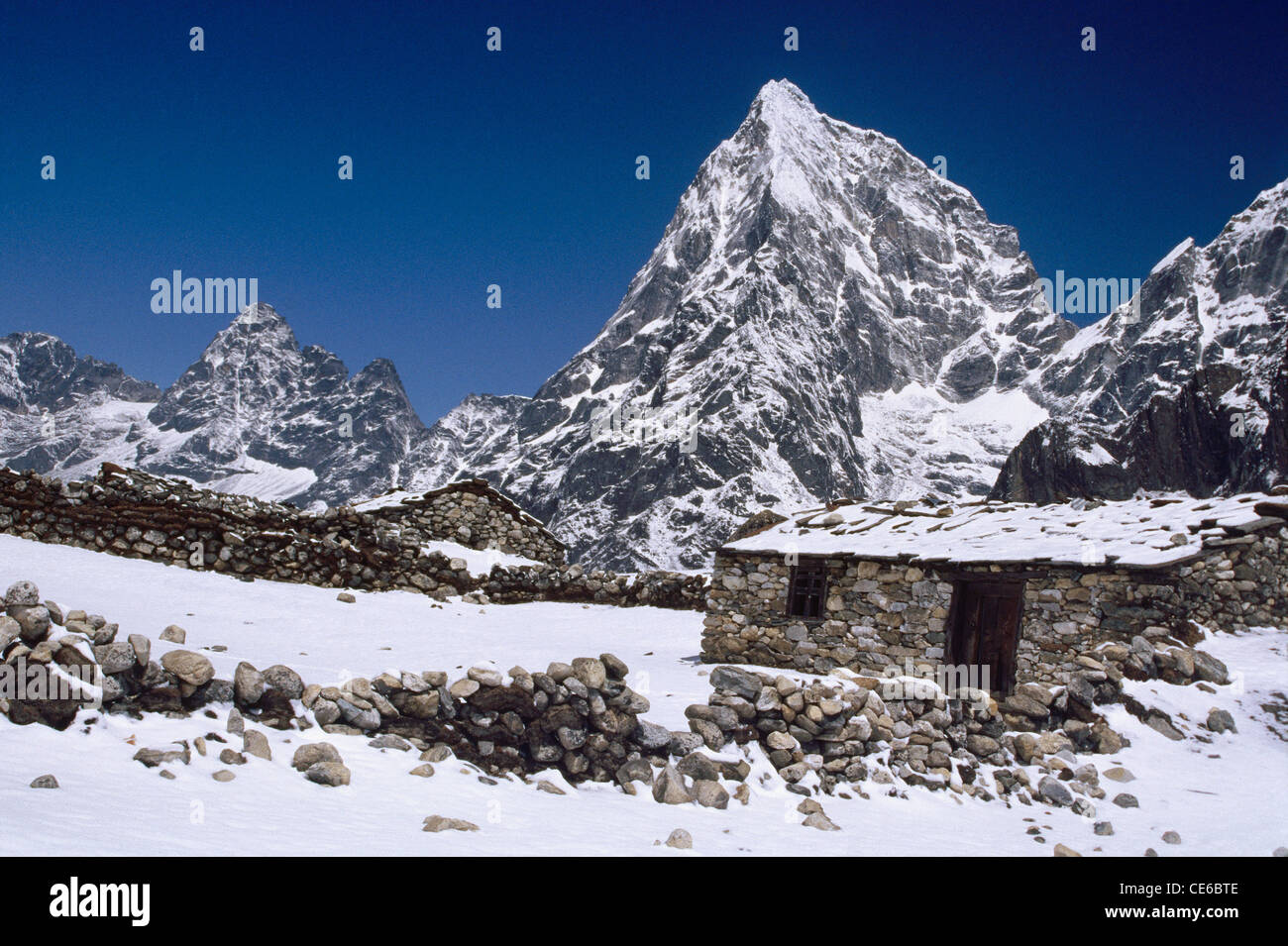 mountain hut Dingboche to thukla on Mount Everest base camp trek ...